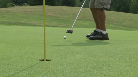 Male golfer making a 5 foot putt [140355717]の動画素材 - アフロ