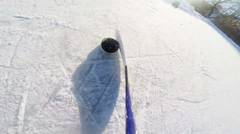 Ice Hockey Dribbling with stick and puck [45990529]の動画素材 - アフロ