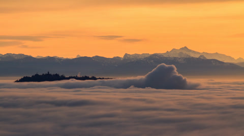 intense fog covers city [46004894]の動画素材 - アフロ