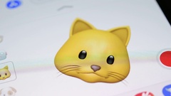 Cat 3d animoji singing on Apple iPhone X [138982714]の報道動画 - アフロ
